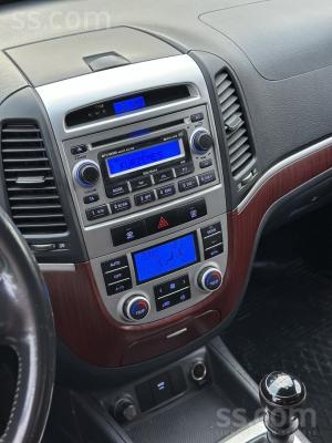 Melns Hyundai Santa Fe 2007 Tukums, ar dzinēja tilpumu 2.20 L un nobraukumu 384 tūkst. km par 2800 €, foto 17 vietnē AUTOMOTO.COM.LV