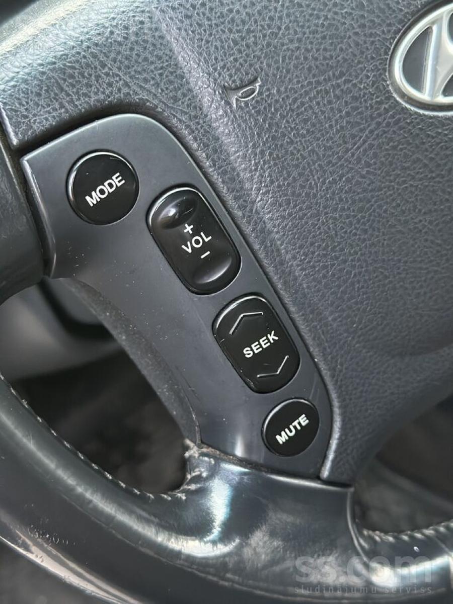 Melns Hyundai Santa Fe 2007 Tukums, ar dzinēja tilpumu 2.20 L un nobraukumu 384 tūkst. km par 2800 €, foto 19 vietnē AUTOMOTO.COM.LV
