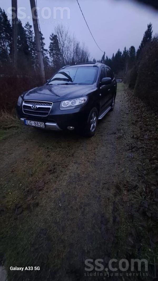 Black Hyundai Santa Fe 2008 in Riga, with an engine capacity of 2.20 L and mileage of 270 thousand km for 4300 €, photo 1 on AUTOMOTO.COM.LV