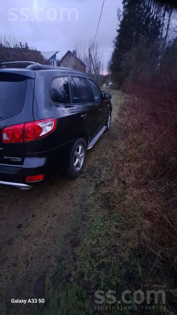 Black Hyundai Santa Fe 2008 in Riga, with an engine capacity of 2.20 L and mileage of 270 thousand km for 4300 €, photo 2 on AUTOMOTO.COM.LV