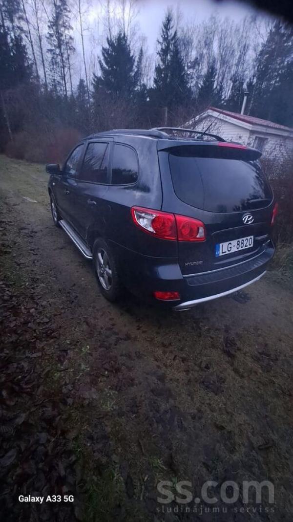 Black Hyundai Santa Fe 2008 in Riga, with an engine capacity of 2.20 L and mileage of 270 thousand km for 4300 €, photo 3 on AUTOMOTO.COM.LV