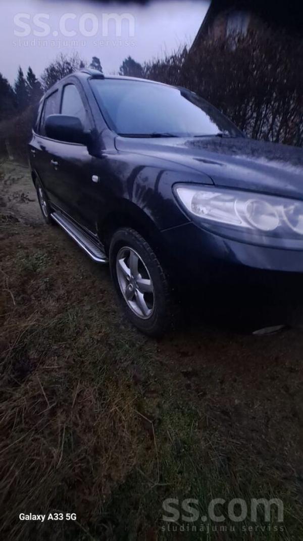 Black Hyundai Santa Fe 2008 in Riga, with an engine capacity of 2.20 L and mileage of 270 thousand km for 4300 €, photo 4 on AUTOMOTO.COM.LV