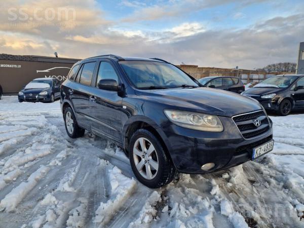 Black Hyundai Santa Fe 2008 in Liepaja, with an engine capacity of 2.20 L and mileage of 295 thousand km for 3290 €, photo 3 on AUTOMOTO.COM.LV