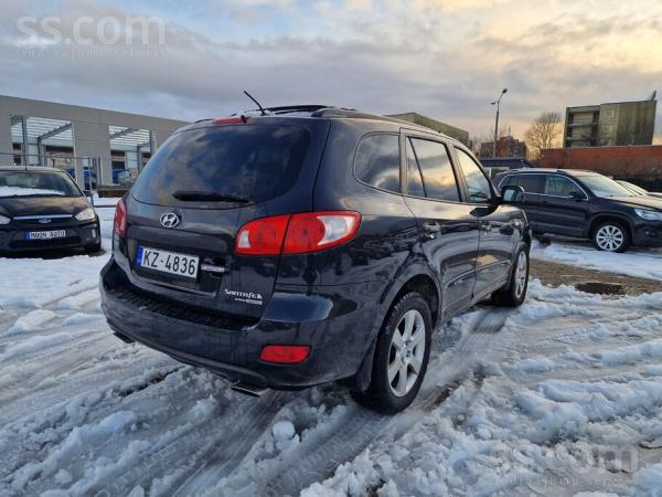 Black Hyundai Santa Fe 2008 in Liepaja, with an engine capacity of 2.20 L and mileage of 295 thousand km for 3290 €, photo 4 on AUTOMOTO.COM.LV