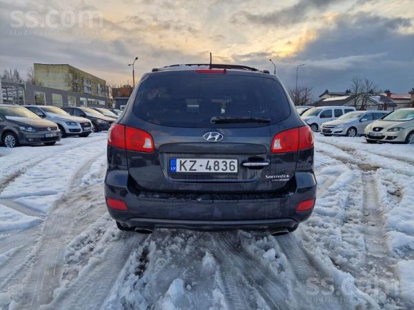 Black Hyundai Santa Fe 2008 in Liepaja, with an engine capacity of 2.20 L and mileage of 295 thousand km for 3290 €, photo 5 on AUTOMOTO.COM.LV