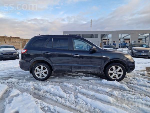 Black Hyundai Santa Fe 2008 in Liepaja, with an engine capacity of 2.20 L and mileage of 295 thousand km for 3290 €, photo 7 on AUTOMOTO.COM.LV