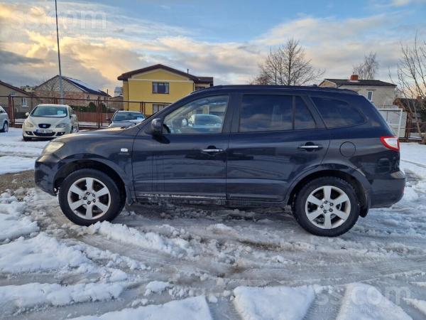 Black Hyundai Santa Fe 2008 in Liepaja, with an engine capacity of 2.20 L and mileage of 295 thousand km for 3290 €, photo 8 on AUTOMOTO.COM.LV