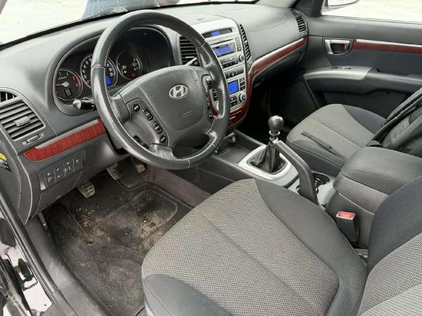 Black Hyundai Santa Fe 2008 in Klaipeda, with an engine capacity of 2.19 L and mileage of 244 thousand km for 3490 €, photo 9 on AUTOMOTO.COM.LV