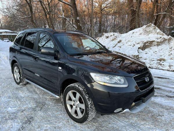 Black Hyundai Santa Fe 2008 in Vilnius, with an engine capacity of 2.19 L and mileage of 162 thousand km for 4650 €, photo 1 on AUTOMOTO.COM.LV
