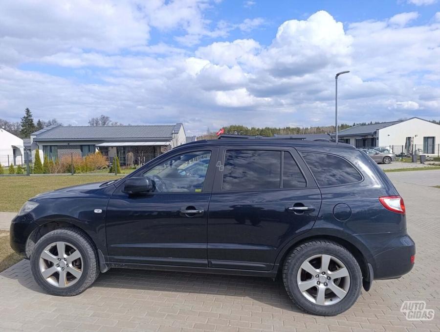 Black Hyundai Santa Fe 2008 in Vilnius, with an engine capacity of 2.20 L and mileage of 283 thousand km for 3299 €, photo 1 on AUTOMOTO.COM.LV