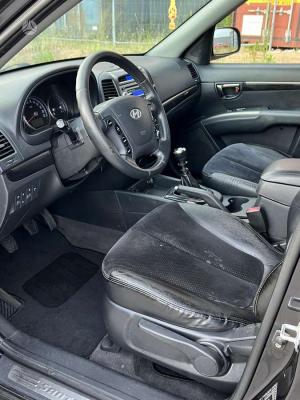 Black Hyundai Santa Fe 2008 in Vilnius, with an engine capacity of 2.19 L and mileage of 272 thousand km for 2700 €, photo 8 on AUTOMOTO.COM.LV