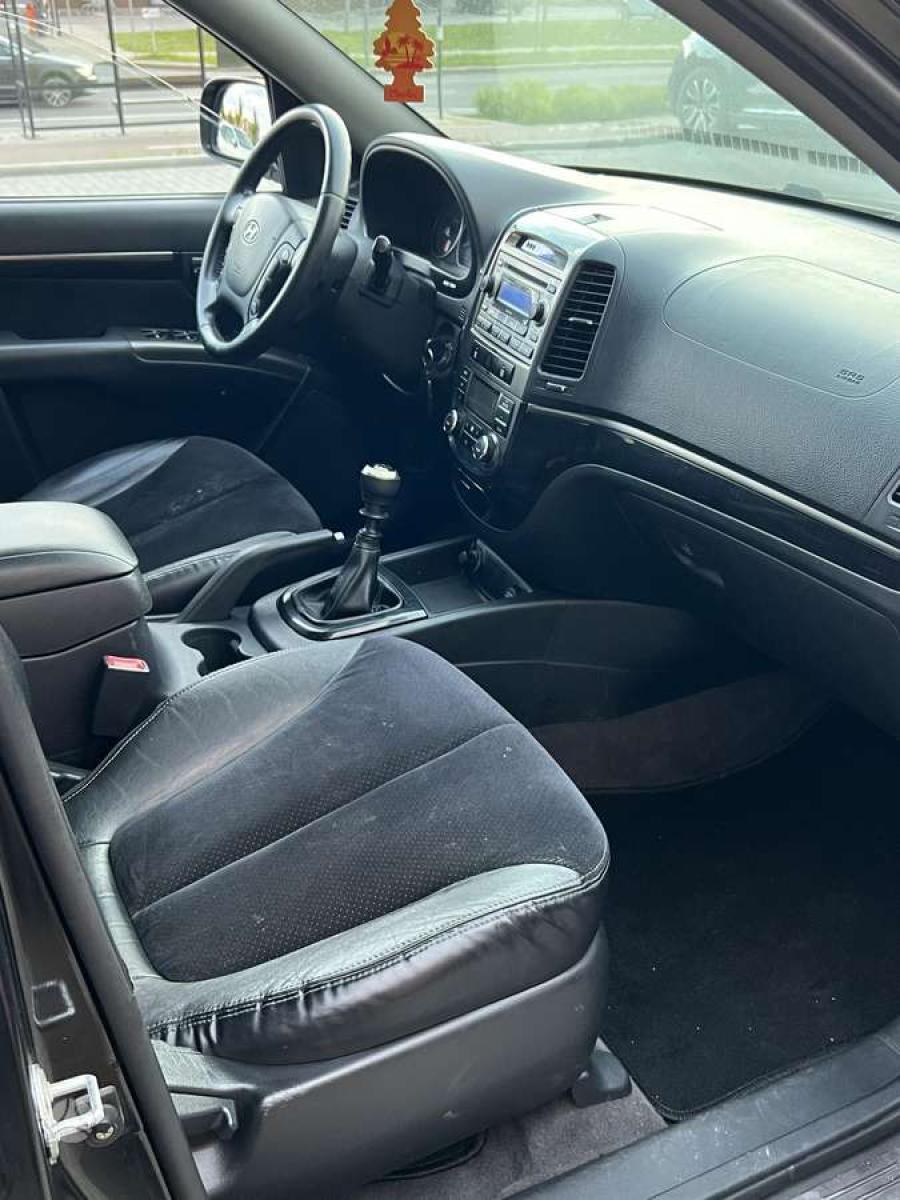 Black Hyundai Santa Fe 2008 in Vilnius, with an engine capacity of 2.19 L and mileage of 272 thousand km for 2700 €, photo 9 on AUTOMOTO.COM.LV