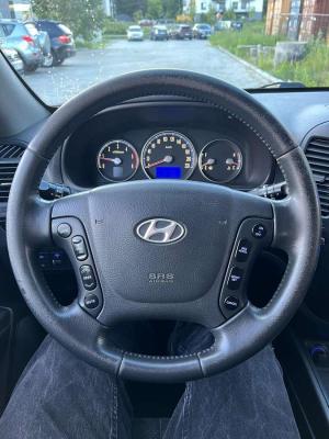 Black Hyundai Santa Fe 2008 in Vilnius, with an engine capacity of 2.19 L and mileage of 272 thousand km for 2700 €, photo 12 on AUTOMOTO.COM.LV