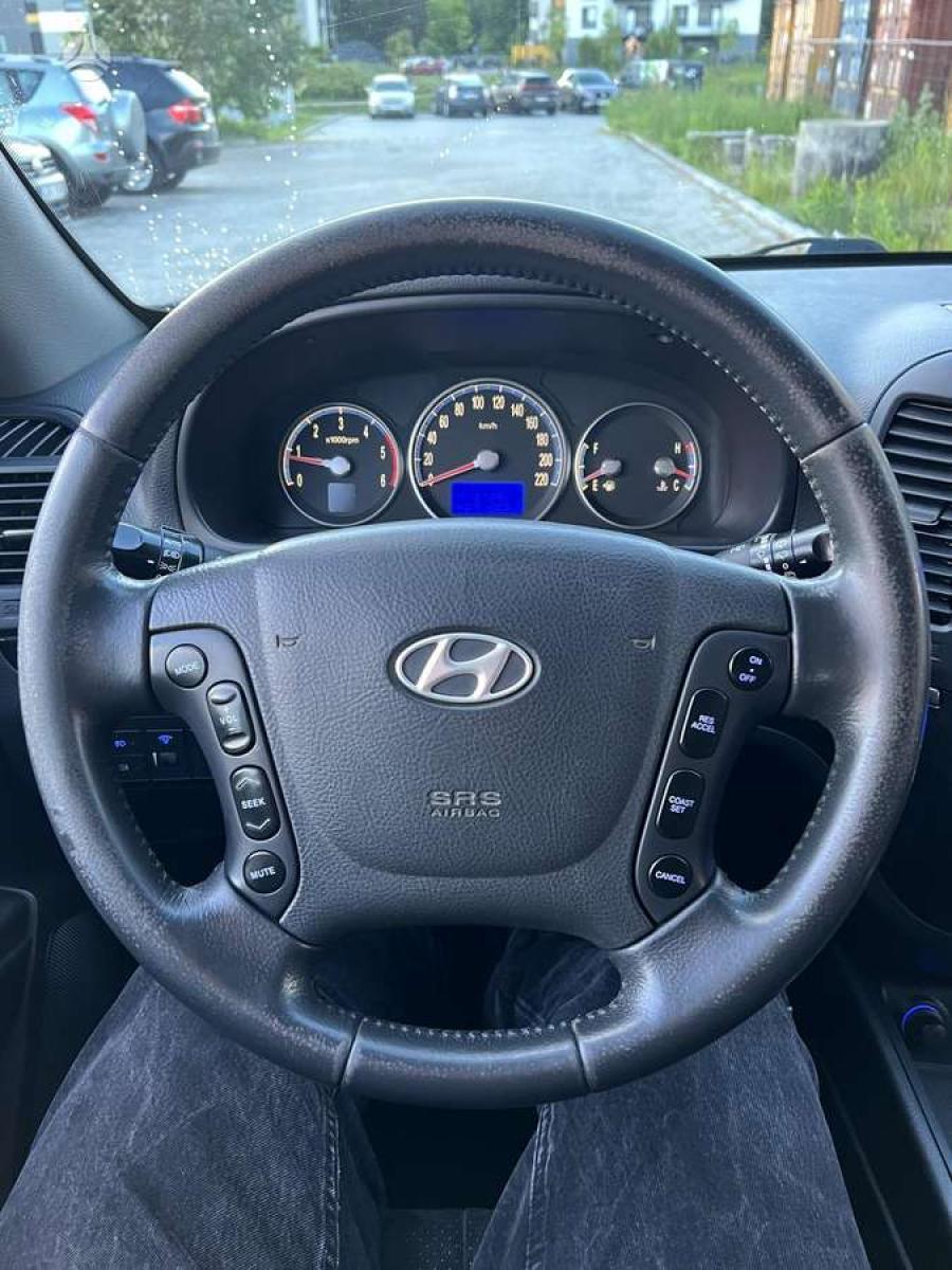 Black Hyundai Santa Fe 2008 in Vilnius, with an engine capacity of 2.19 L and mileage of 272 thousand km for 2700 €, photo 12 on AUTOMOTO.COM.LV