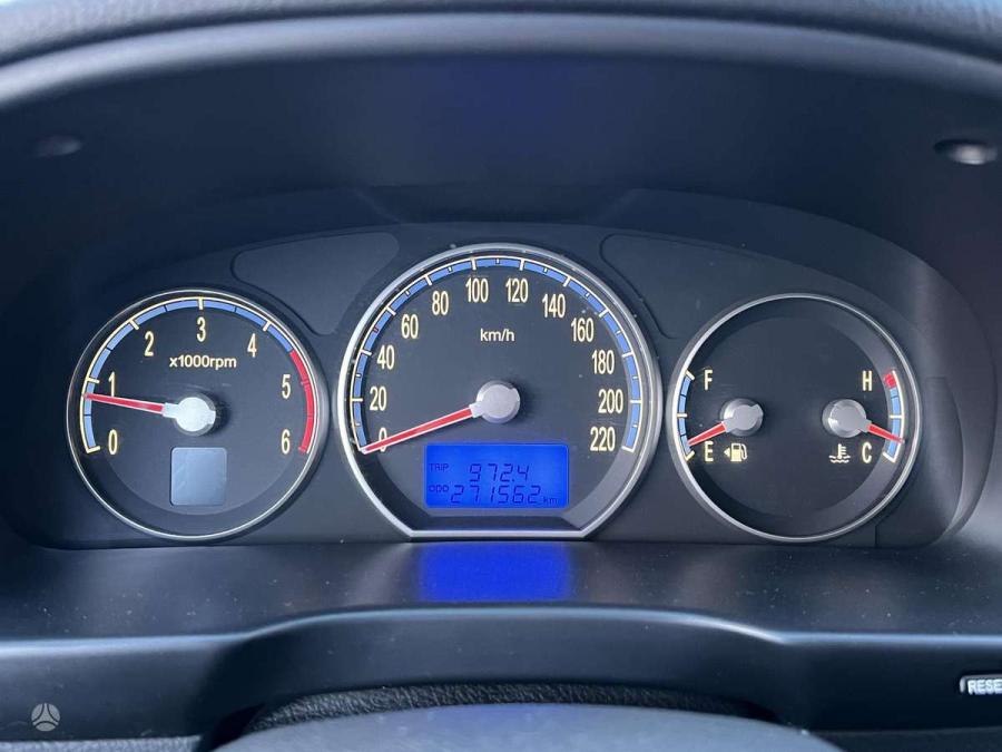 Black Hyundai Santa Fe 2008 in Vilnius, with an engine capacity of 2.19 L and mileage of 272 thousand km for 2700 €, photo 13 on AUTOMOTO.COM.LV