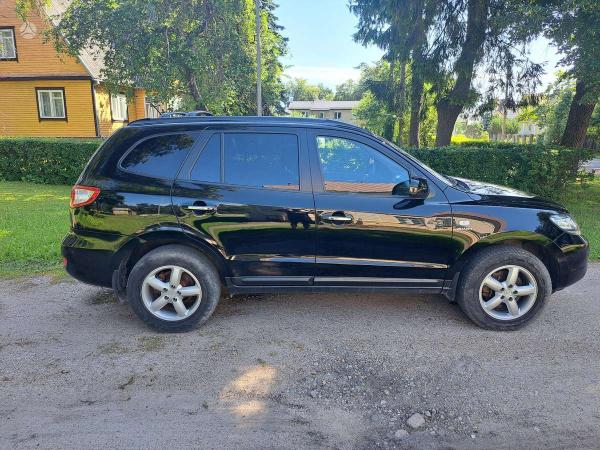 Black Hyundai Santa Fe 2008 in Utena, with an engine capacity of 2.20 L and mileage of 214 thousand km for 4350 €, photo 8 on AUTOMOTO.COM.LV