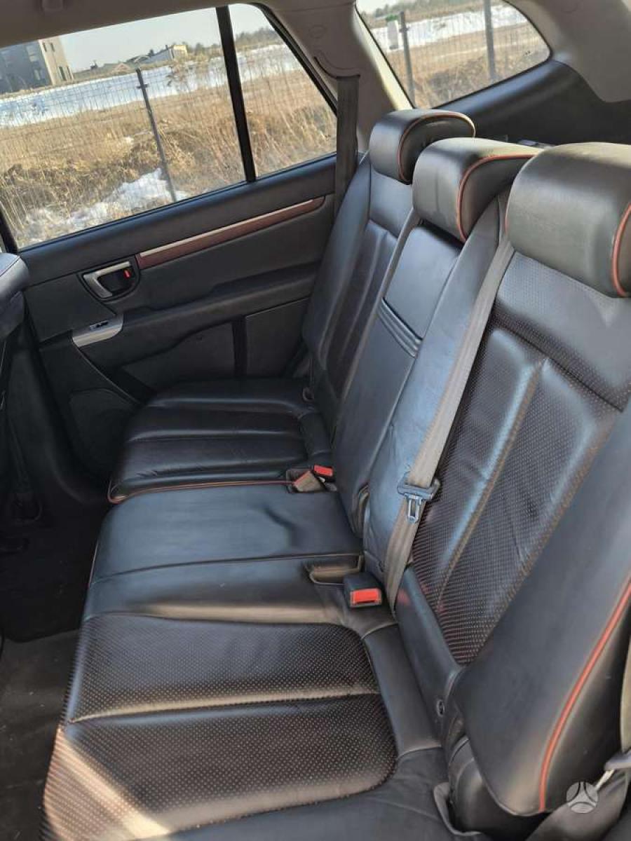 Black Hyundai Santa Fe 2008 in Vilnius, with an engine capacity of 2.19 L and mileage of 165 thousand km for 4090 €, photo 9 on AUTOMOTO.COM.LV