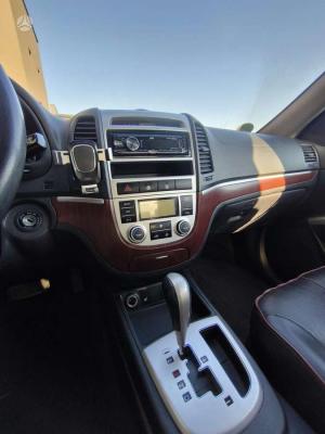 Black Hyundai Santa Fe 2008 in Vilnius, with an engine capacity of 2.19 L and mileage of 165 thousand km for 4090 €, photo 11 on AUTOMOTO.COM.LV