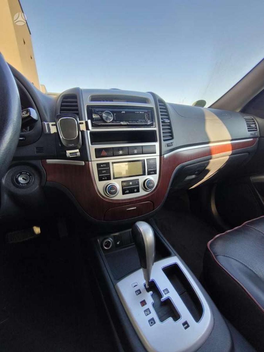 Black Hyundai Santa Fe 2008 in Vilnius, with an engine capacity of 2.19 L and mileage of 165 thousand km for 4090 €, photo 11 on AUTOMOTO.COM.LV