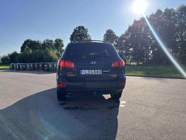 Melns Hyundai Santa Fe 2008 Kretinga, ar dzinēja tilpumu 2.19 L un nobraukumu 327 tūkst. km par 3800 €, foto 5 vietnē AUTOMOTO.COM.LV