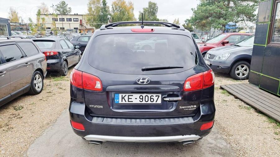 Black Hyundai Santa Fe 2008 in Riga, with an engine capacity of 2.20 L and mileage of 296 thousand km for 3600 €, photo 7 on AUTOMOTO.COM.LV