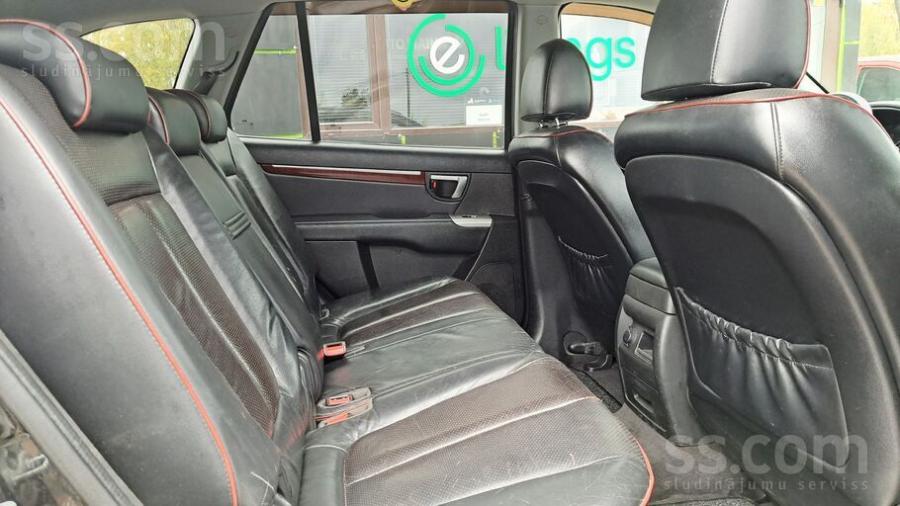 Black Hyundai Santa Fe 2008 in Riga, with an engine capacity of 2.20 L and mileage of 296 thousand km for 3600 €, photo 13 on AUTOMOTO.COM.LV