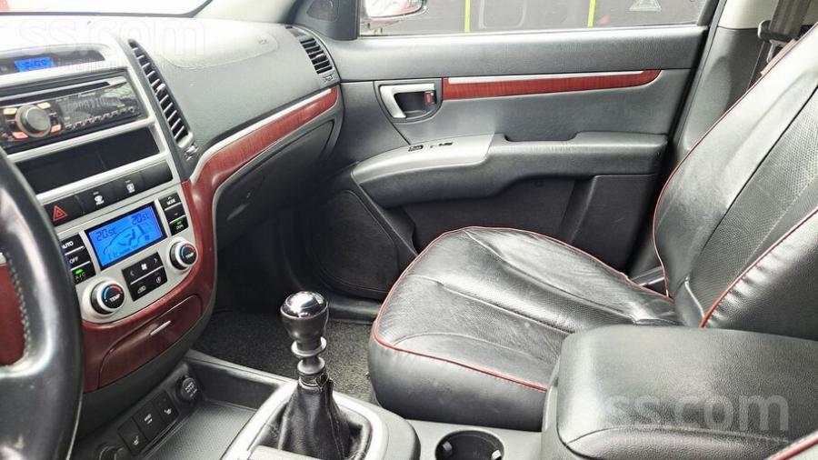 Black Hyundai Santa Fe 2008 in Riga, with an engine capacity of 2.20 L and mileage of 296 thousand km for 3600 €, photo 16 on AUTOMOTO.COM.LV