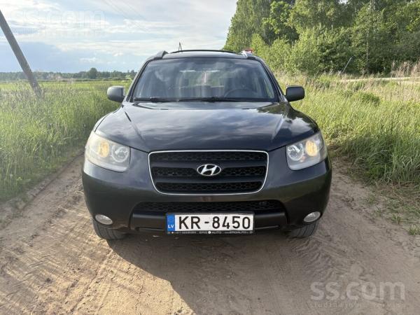 Black Hyundai Santa Fe 2009 in Jelgava, with an engine capacity of 2.20 L and mileage of 450 thousand km for 3300 €, photo 3 on AUTOMOTO.COM.LV