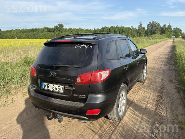 Black Hyundai Santa Fe 2009 in Jelgava, with an engine capacity of 2.20 L and mileage of 450 thousand km for 3300 €, photo 4 on AUTOMOTO.COM.LV