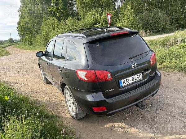 Black Hyundai Santa Fe 2009 in Jelgava, with an engine capacity of 2.20 L and mileage of 450 thousand km for 3300 €, photo 6 on AUTOMOTO.COM.LV