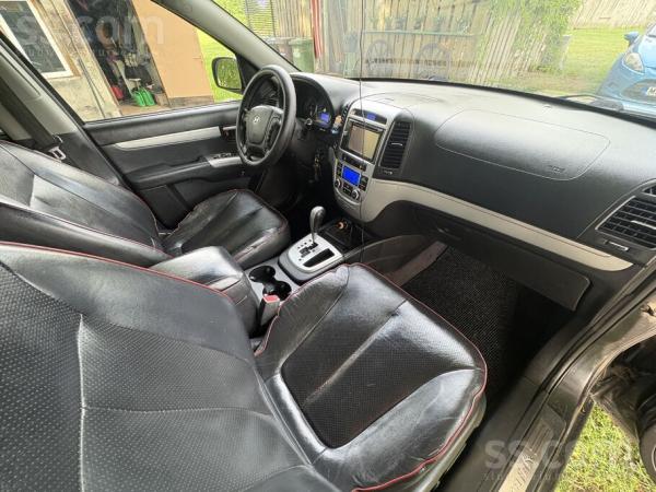 Black Hyundai Santa Fe 2009 in Jelgava, with an engine capacity of 2.20 L and mileage of 450 thousand km for 3300 €, photo 8 on AUTOMOTO.COM.LV