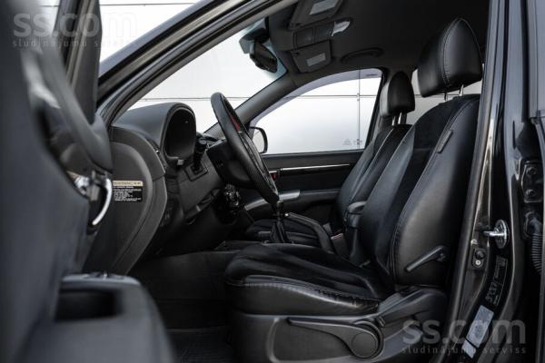 Black Hyundai Santa Fe 2009 in Riga, with an engine capacity of 2.20 L and mileage of 0 thousand km for 4490 €, photo 8 on AUTOMOTO.COM.LV