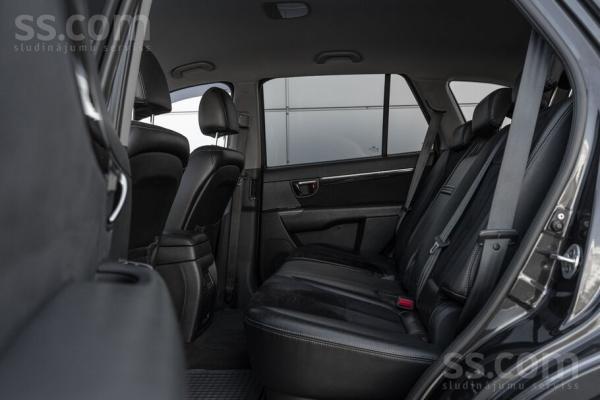 Black Hyundai Santa Fe 2009 in Riga, with an engine capacity of 2.20 L and mileage of 0 thousand km for 4490 €, photo 10 on AUTOMOTO.COM.LV