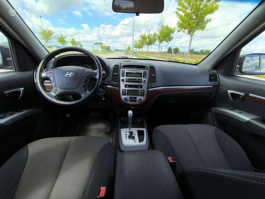 Black Hyundai Santa Fe 2009 in Marijampole, with an engine capacity of 2.19 L and mileage of 310 thousand km for 3900 €, photo 12 on AUTOMOTO.COM.LV
