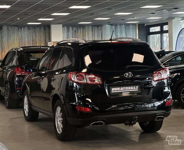 Black Hyundai Santa Fe 2010 in Klaipeda, with an engine capacity of 2.20 L and mileage of 250 thousand km for 6950 €, photo 9 on AUTOMOTO.COM.LV