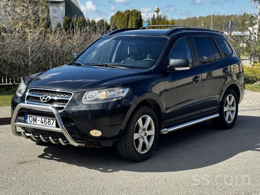 Black Hyundai Santa Fe 2010 in Riga, with an engine capacity of 2.20 L and mileage of 333 thousand km for 5580 €, photo 1 on AUTOMOTO.COM.LV