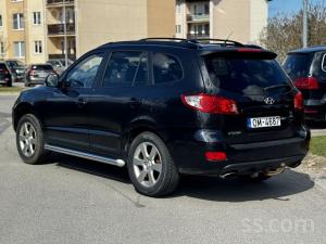 Black Hyundai Santa Fe 2010 in Riga, with an engine capacity of 2.20 L and mileage of 333 thousand km for 5580 €, photo 3 on AUTOMOTO.COM.LV