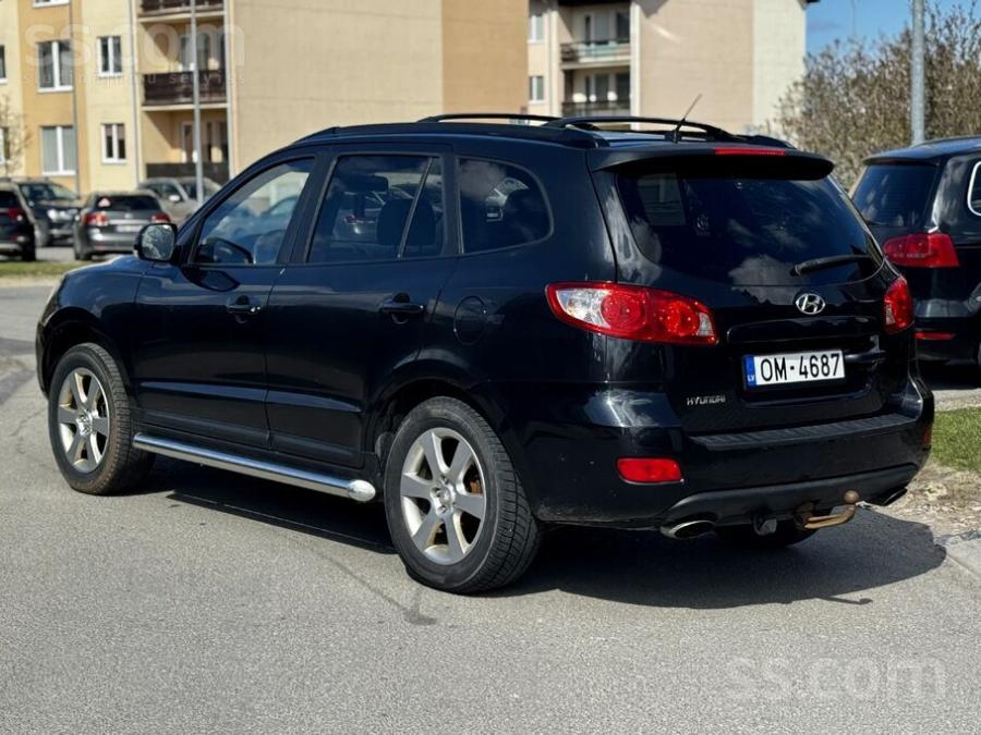 Black Hyundai Santa Fe 2010 in Riga, with an engine capacity of 2.20 L and mileage of 333 thousand km for 5580 €, photo 3 on AUTOMOTO.COM.LV