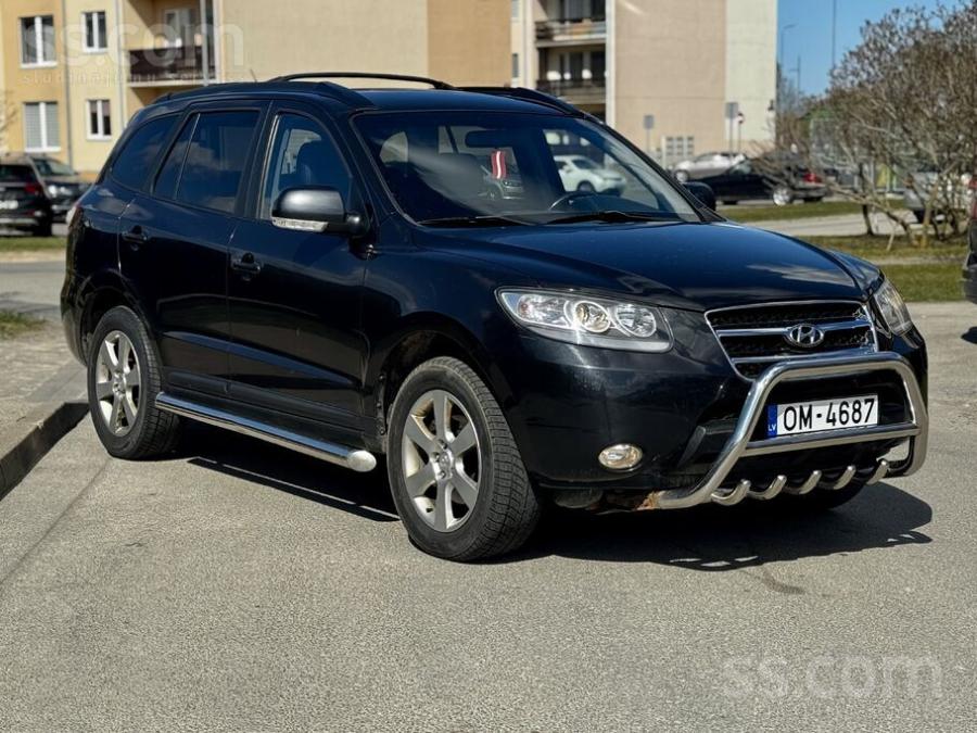 Black Hyundai Santa Fe 2010 in Riga, with an engine capacity of 2.20 L and mileage of 333 thousand km for 5580 €, photo 4 on AUTOMOTO.COM.LV