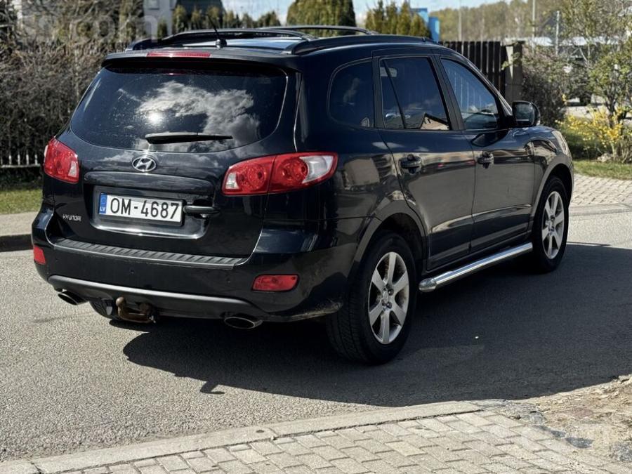 Black Hyundai Santa Fe 2010 in Riga, with an engine capacity of 2.20 L and mileage of 333 thousand km for 5580 €, photo 5 on AUTOMOTO.COM.LV