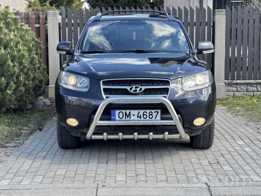 Black Hyundai Santa Fe 2010 in Riga, with an engine capacity of 2.20 L and mileage of 333 thousand km for 5580 €, photo 6 on AUTOMOTO.COM.LV