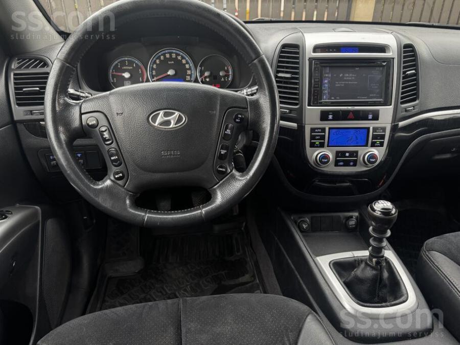 Melns Hyundai Santa Fe 2010 Rīga, ar dzinēja tilpumu 2.20 L un nobraukumu 333 tūkst. km par 3900 €, foto 10 vietnē AUTOMOTO.COM.LV