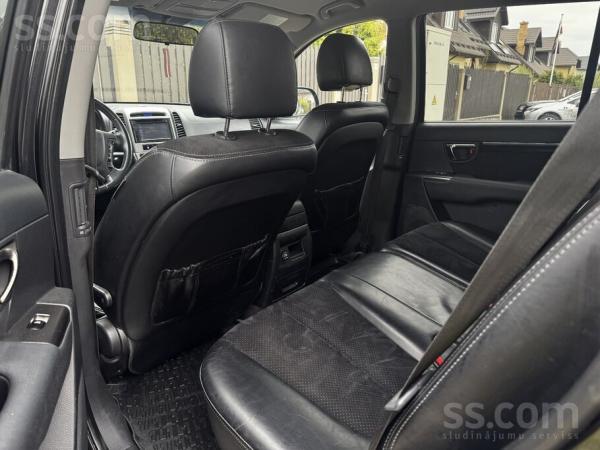 Melns Hyundai Santa Fe 2010 Rīga, ar dzinēja tilpumu 2.20 L un nobraukumu 333 tūkst. km par 4000 €, foto 6 vietnē AUTOMOTO.COM.LV