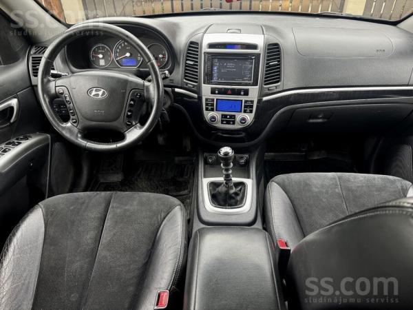 Melns Hyundai Santa Fe 2010 Rīga, ar dzinēja tilpumu 2.20 L un nobraukumu 333 tūkst. km par 4000 €, foto 8 vietnē AUTOMOTO.COM.LV