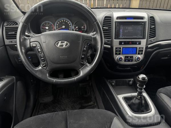 Melns Hyundai Santa Fe 2010 Rīga, ar dzinēja tilpumu 2.20 L un nobraukumu 333 tūkst. km par 4000 €, foto 9 vietnē AUTOMOTO.COM.LV