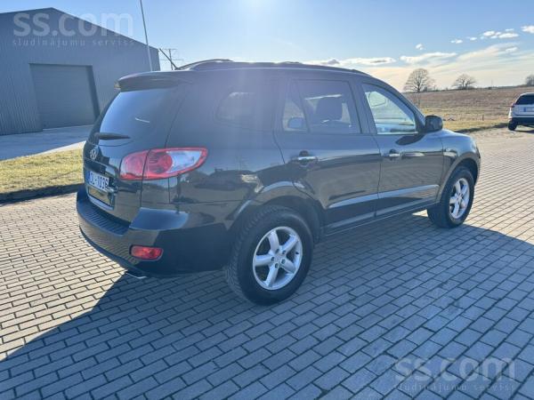 Black Hyundai Santa Fe 2010 in Talsi, with an engine capacity of 2.20 L and mileage of 207 thousand km for 5500 €, photo 6 on AUTOMOTO.COM.LV