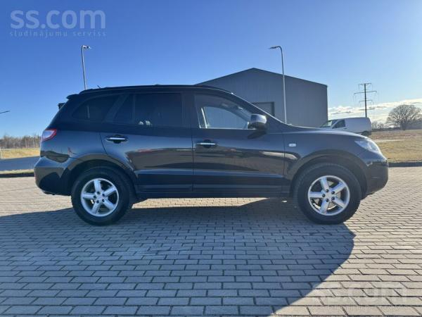 Black Hyundai Santa Fe 2010 in Talsi, with an engine capacity of 2.20 L and mileage of 207 thousand km for 5500 €, photo 7 on AUTOMOTO.COM.LV