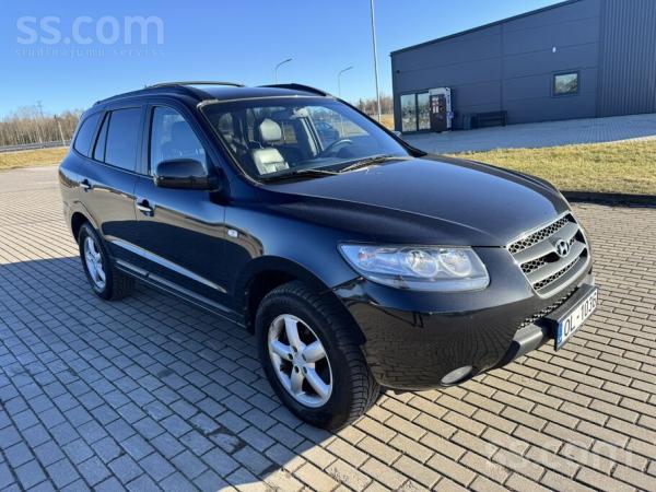 Black Hyundai Santa Fe 2010 in Talsi, with an engine capacity of 2.20 L and mileage of 207 thousand km for 5500 €, photo 8 on AUTOMOTO.COM.LV