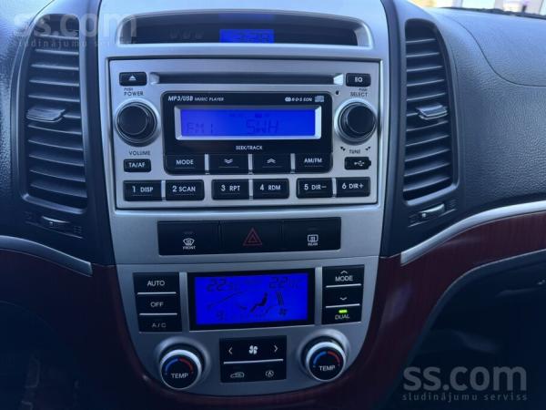 Black Hyundai Santa Fe 2010 in Talsi, with an engine capacity of 2.20 L and mileage of 207 thousand km for 5500 €, photo 10 on AUTOMOTO.COM.LV