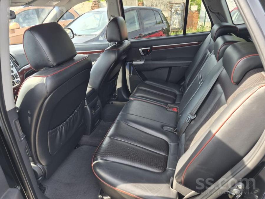 Melns Hyundai Santa Fe 2010 Daugavpils, ar dzinēja tilpumu 2.20 L un nobraukumu 0 tūkst. km par 4950 €, foto 15 vietnē AUTOMOTO.COM.LV